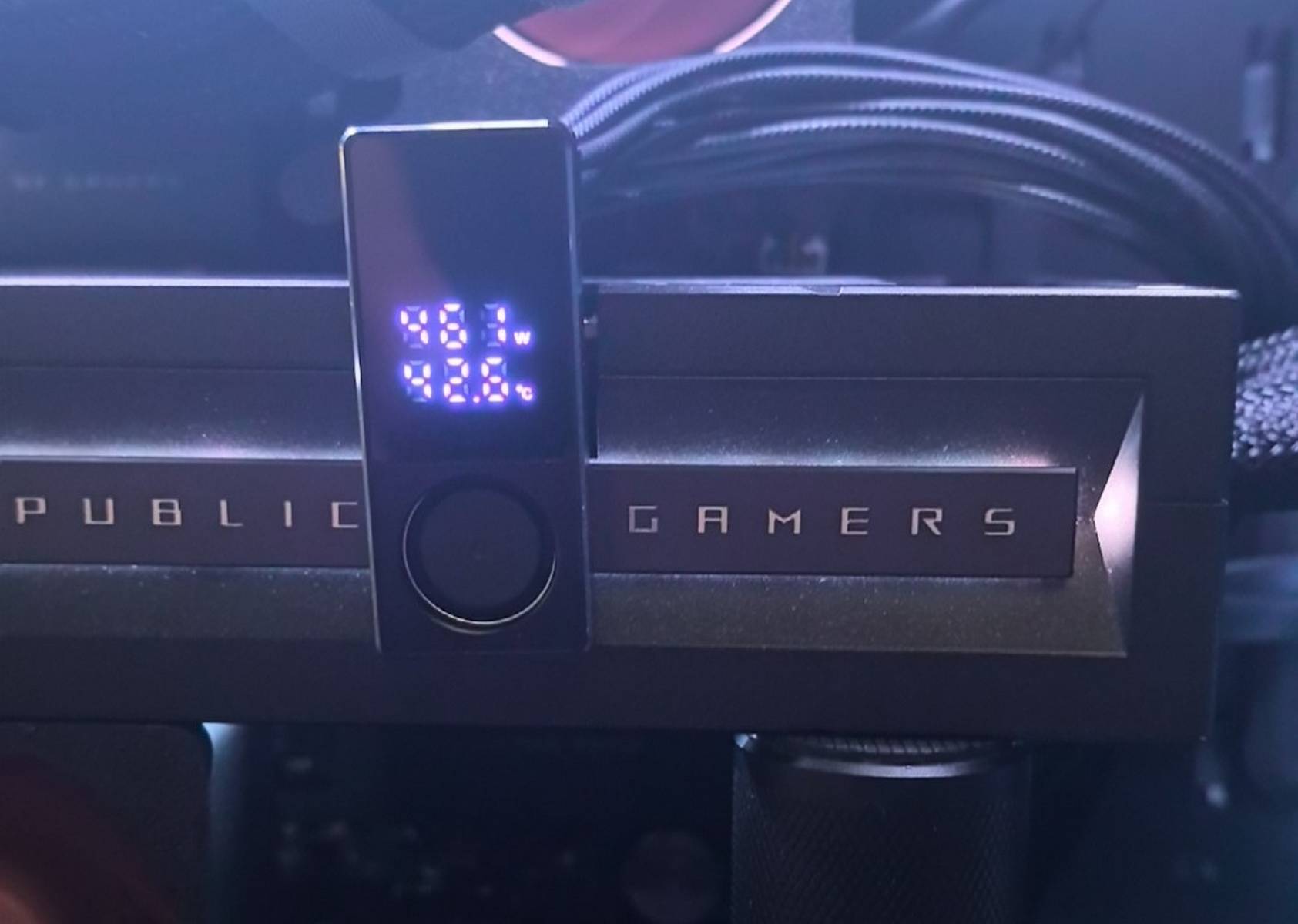 Custom GeForce 12VHPWR adapters now come with a cooling fan | Club386