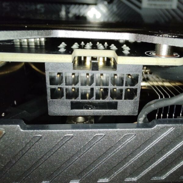 12V-2x6 power cable melts on Nvidia GeForce RTX 5070 | Club386